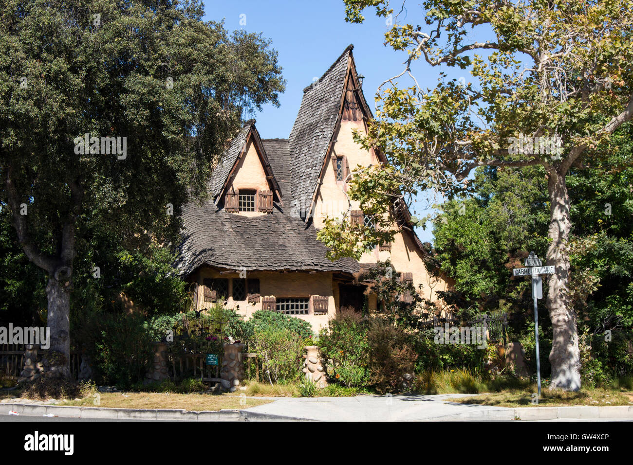 BEVERLY HILLS, CA/USA AUGUST 15, 2016: Photo of The Spadena House or ...