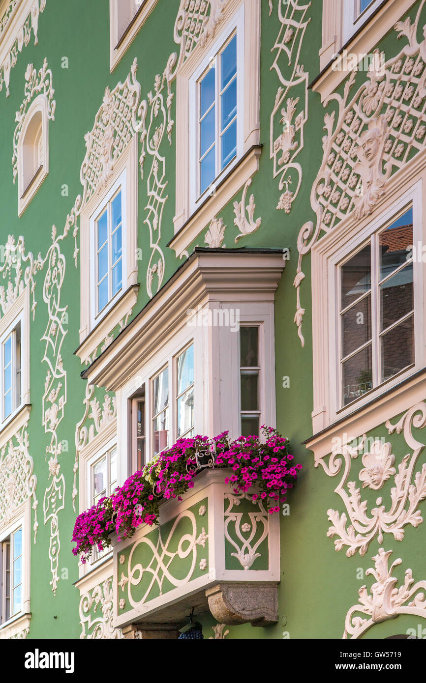 Colorful traditional houses in gothic old town Scharding, Upper Austria ...