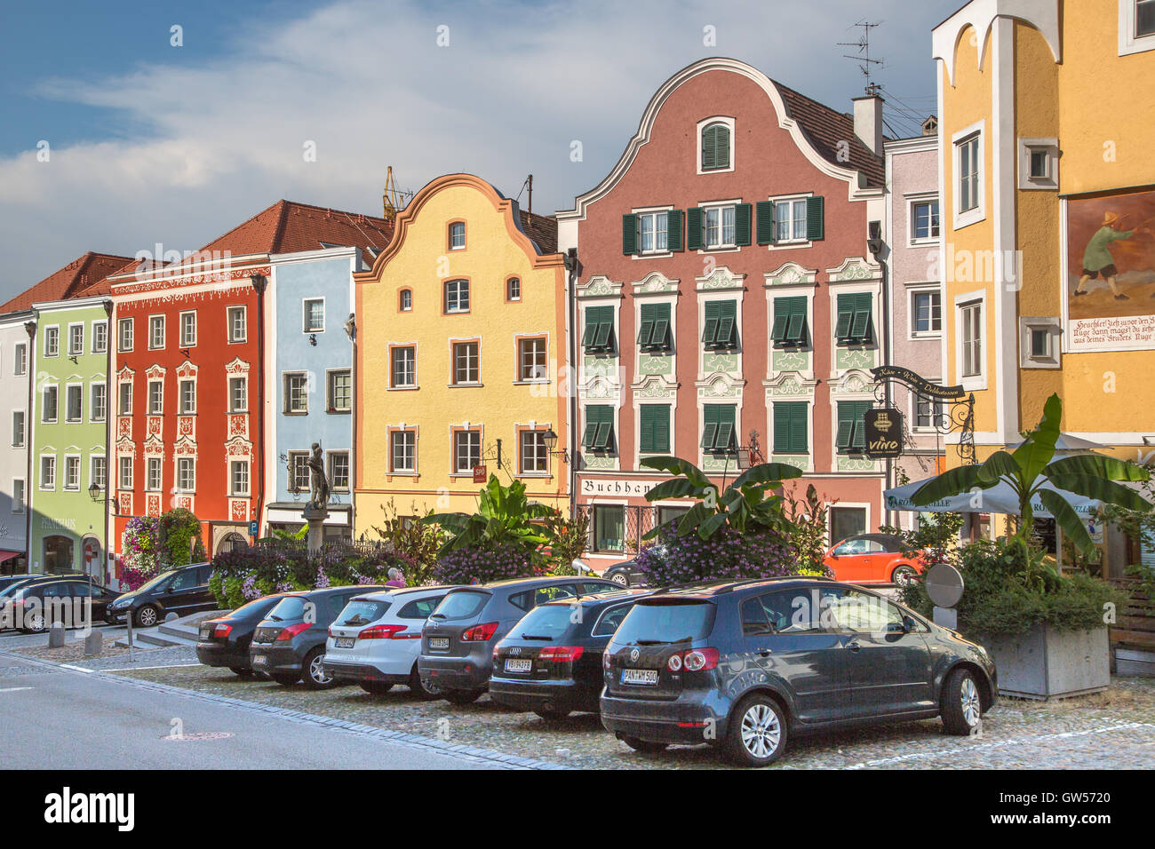Colorful traditional houses in gothic old town Scharding, Upper Austria ...