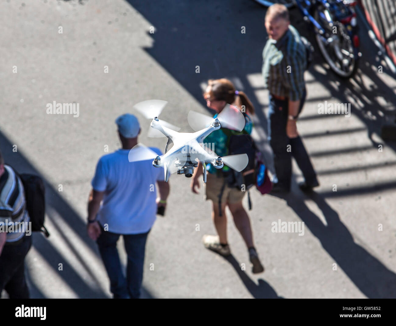 Overhead danger hi-res stock photography and images - Alamy
