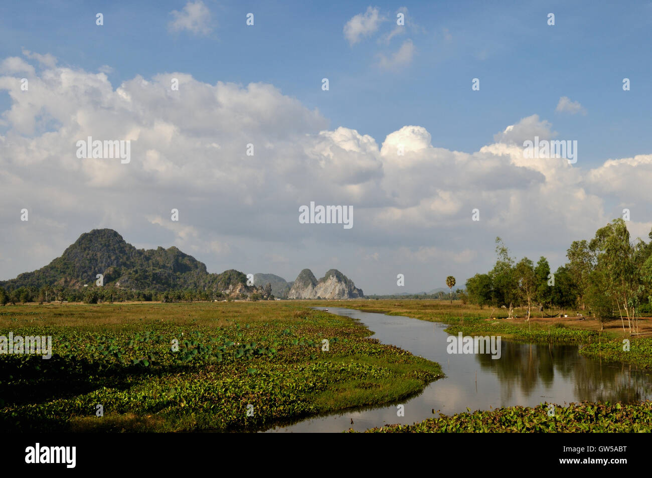 Kompong Trach - rock formations & Buddhist statues in a cave Stock ...