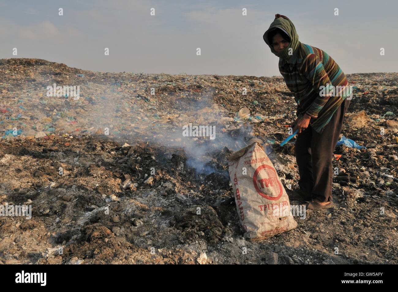 Phnom Penh - Garbage Dump Worker Stock Photo - Alamy