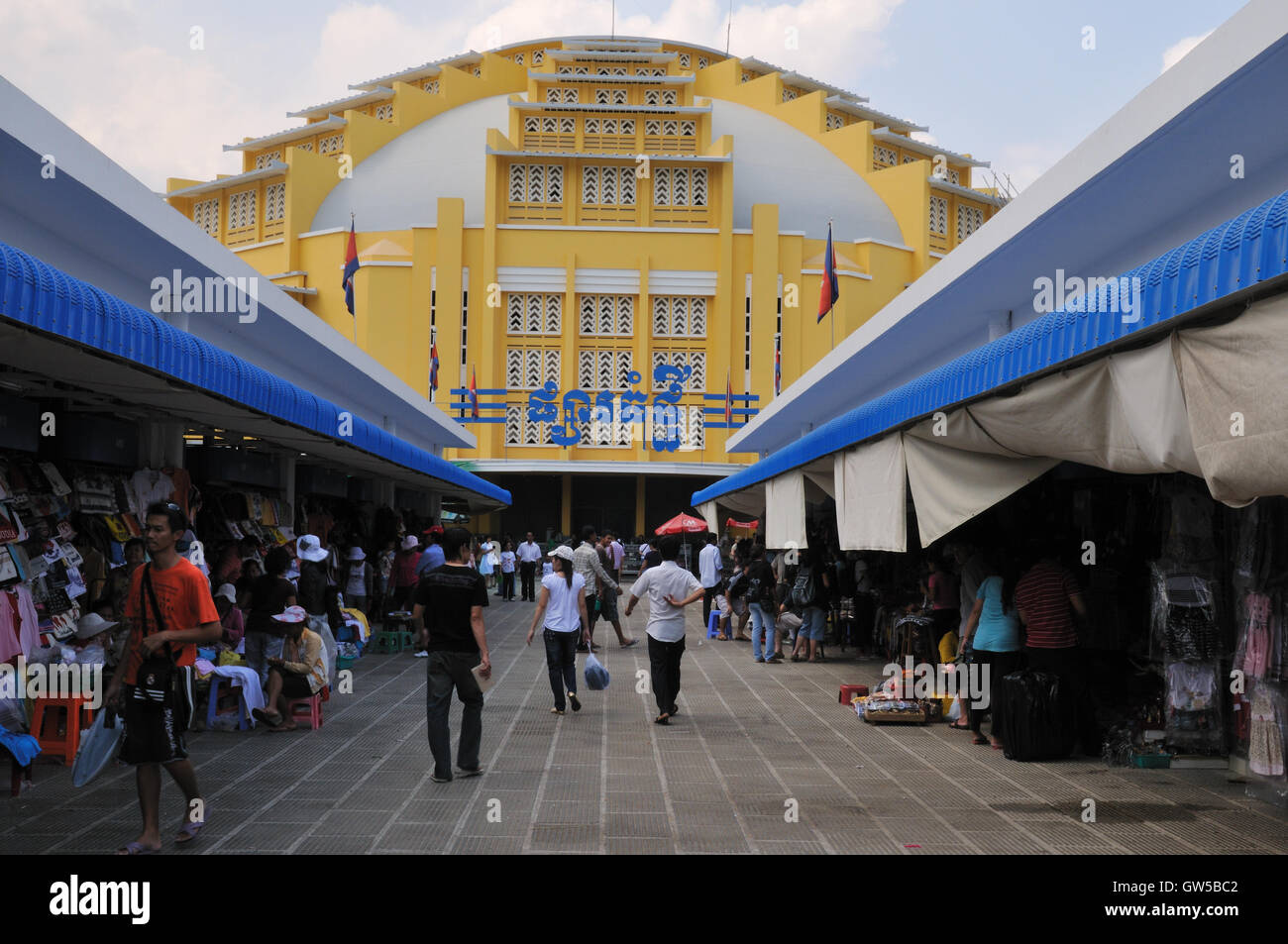 Phnom Penh - Psar Thom Thmei Market, art-deco building Stock Photo - Alamy