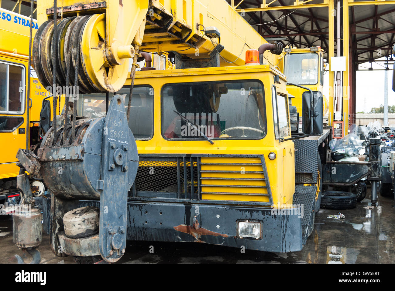 For roadside assistance cranes. Wrecker for heavy vehicles. Breakdown ...