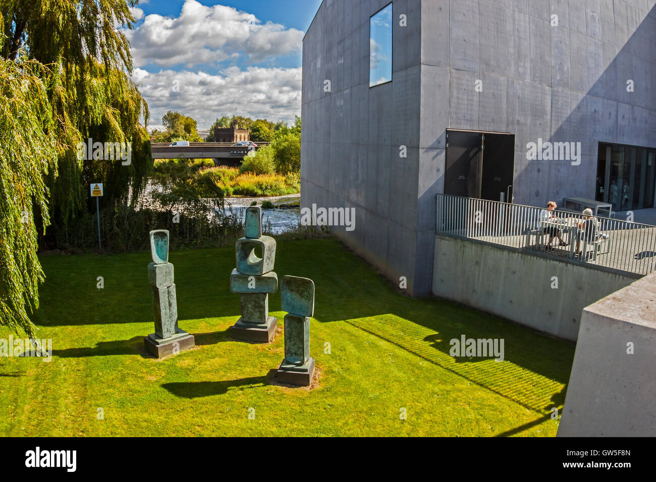The Hepworth Gallery, with sculptures, Wakefield Stock Photo - Alamy