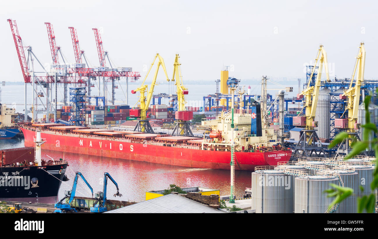 Busy dockyard hi-res stock photography and images - Alamy