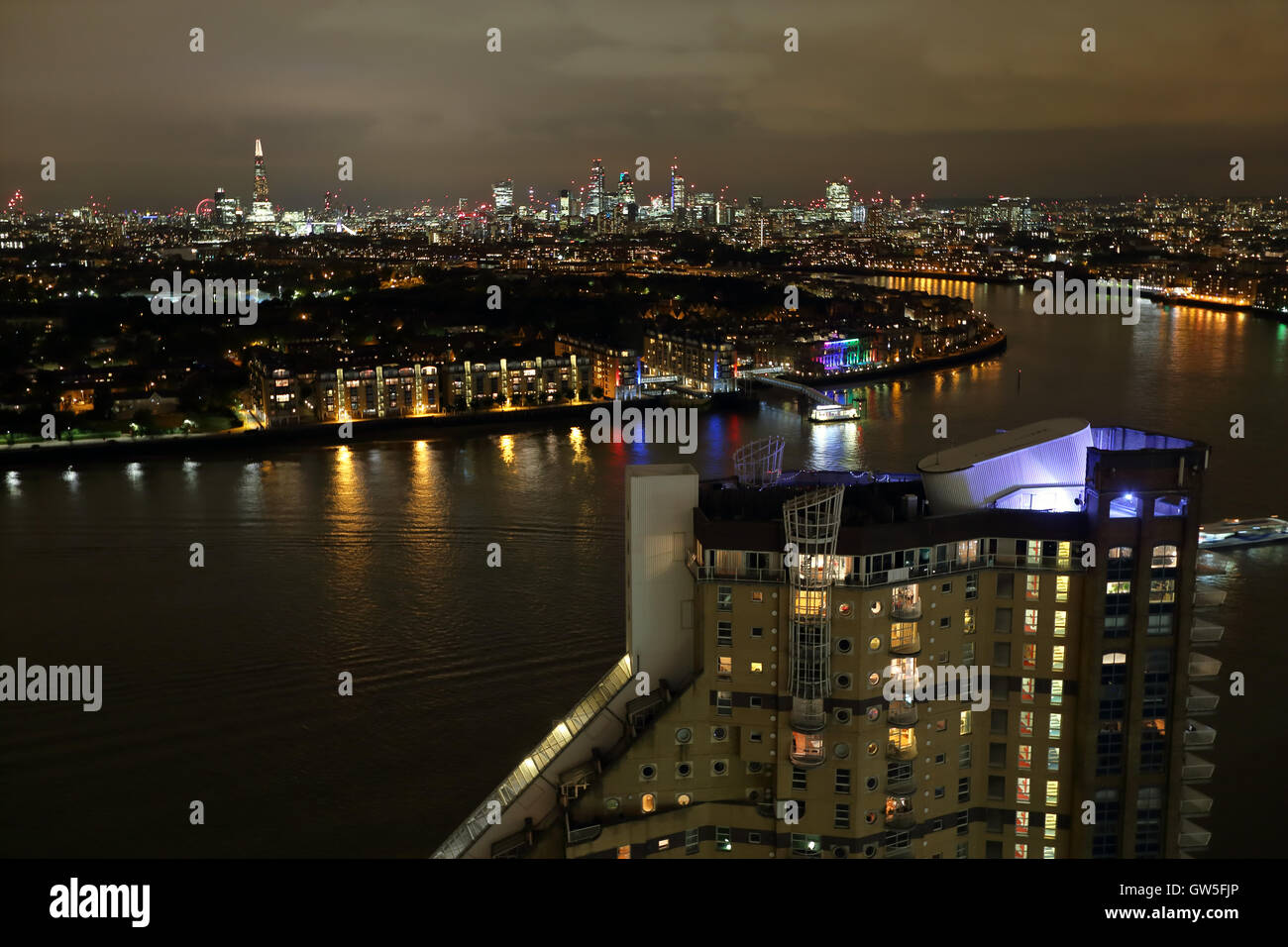 Night view of the River Thames with Cascades Tower in the foreground ...