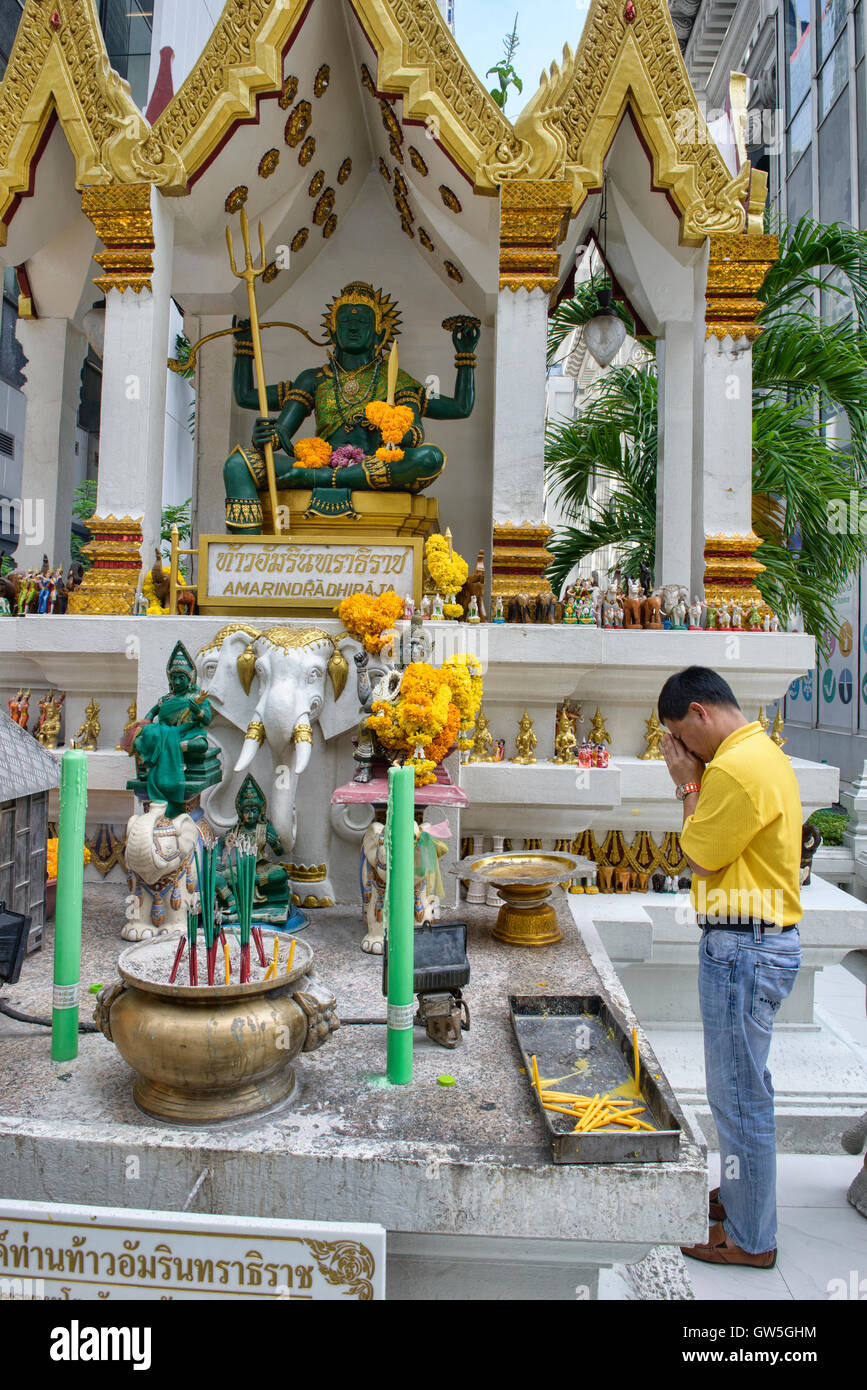 Praying at the Indra Shrine in Bangkok, Thailand Stock Photo - Alamy