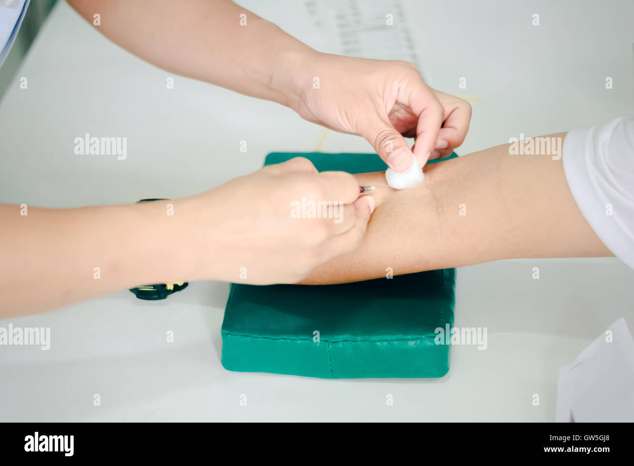 Shot of human hands making an injection with a syringe Stock Photo - Alamy