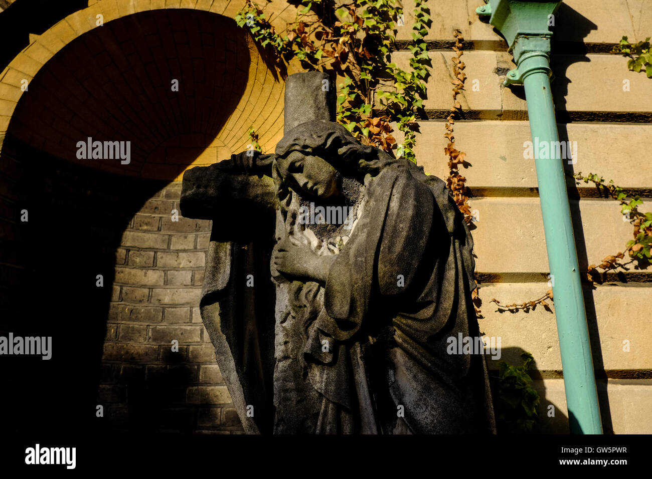 Mourning angel hi-res stock photography and images - Alamy