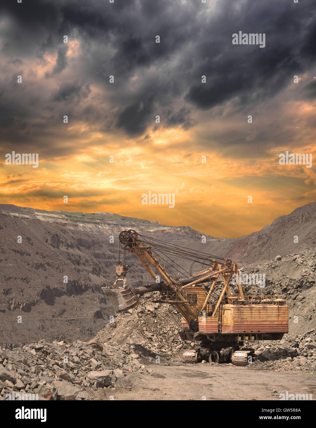 Large excavator hi-res stock photography and images - Alamy