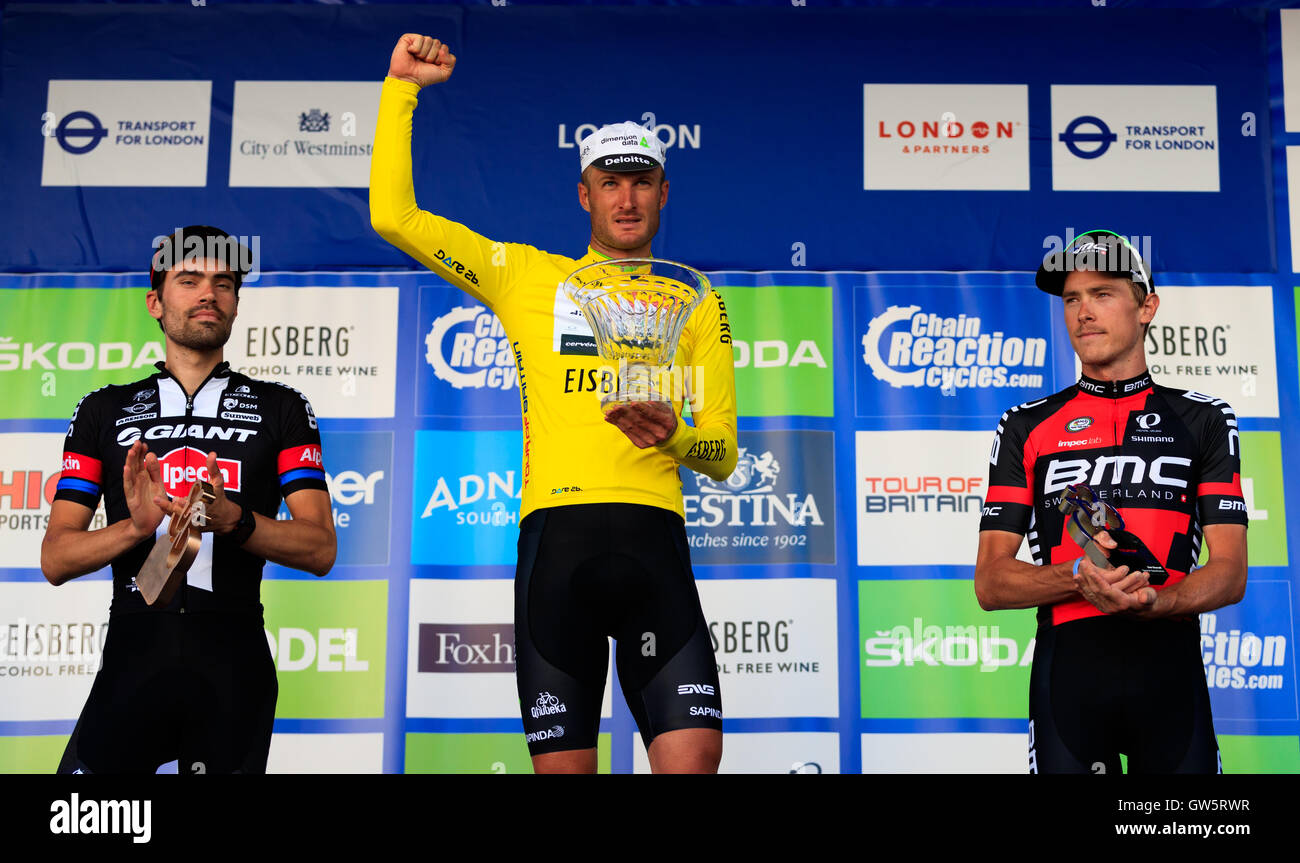 Winner of the Tour of Britain Stephen Cummings (centre) of team ...