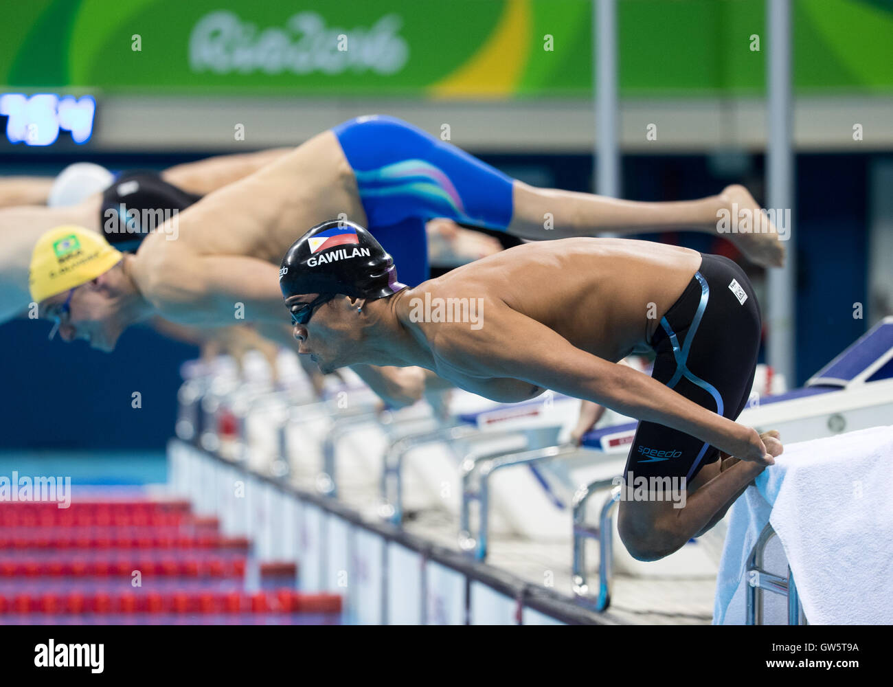 Mens s8 100m freestyle hi-res stock photography and images - Alamy