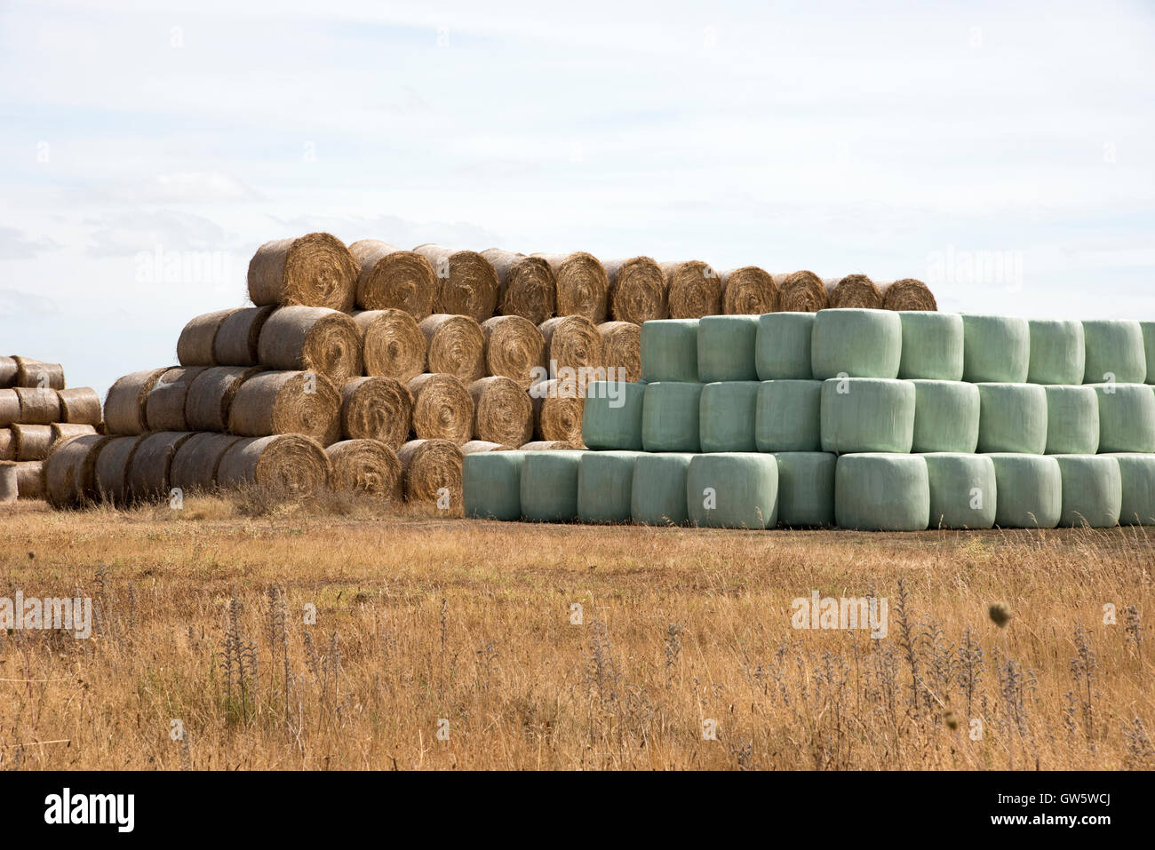 Straw bale stack hi-res stock photography and images - Alamy
