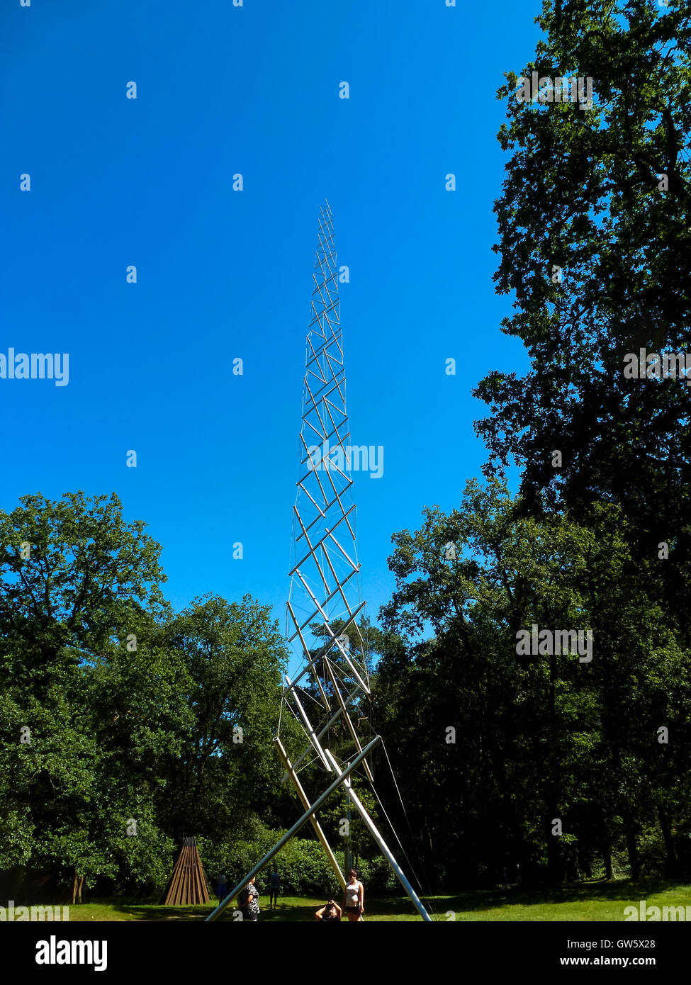 'needle tower' 1968 from artist snelson at hoge veluwe holland Stock ...