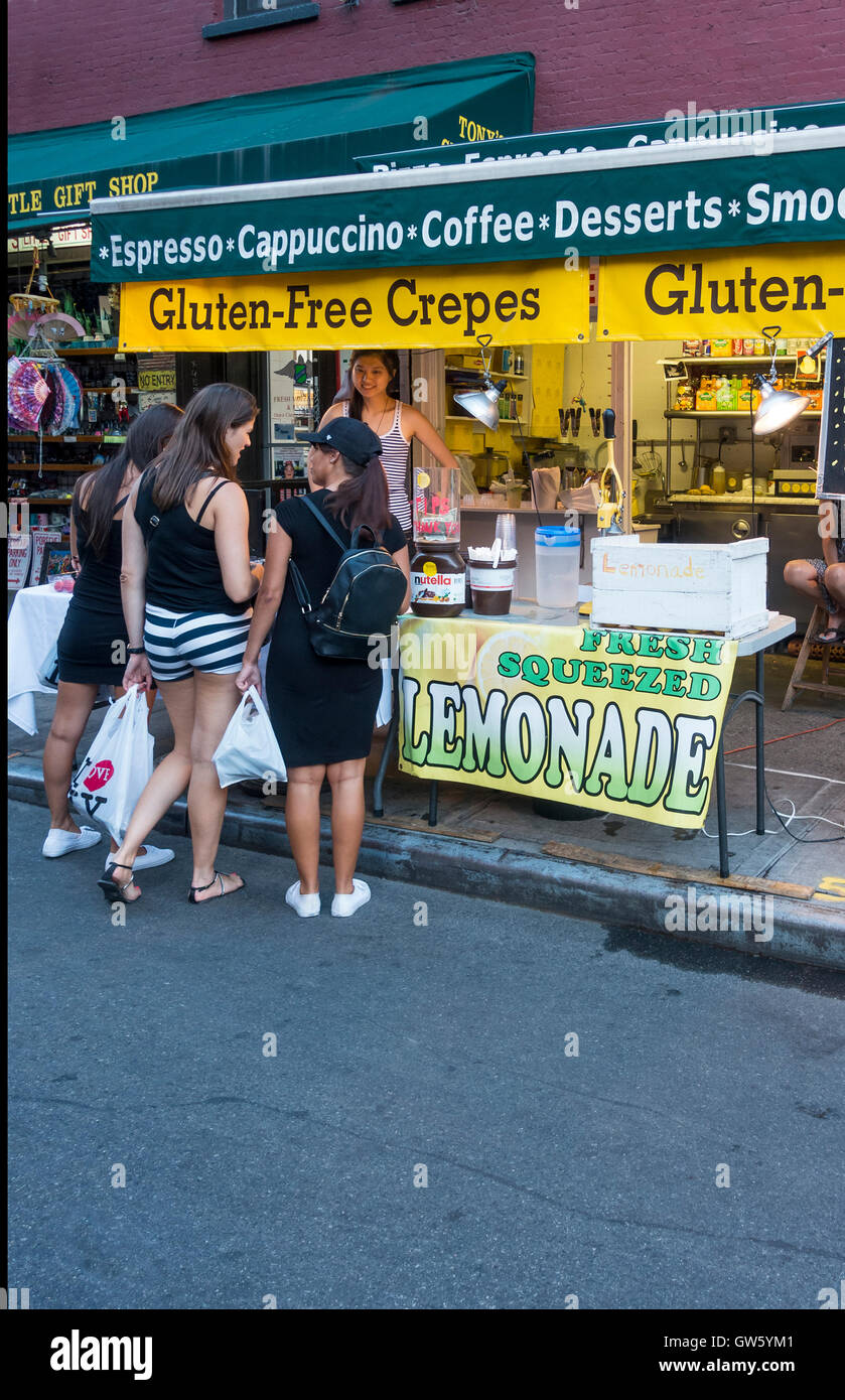 Lemonade stand hi-res stock photography and images - Alamy
