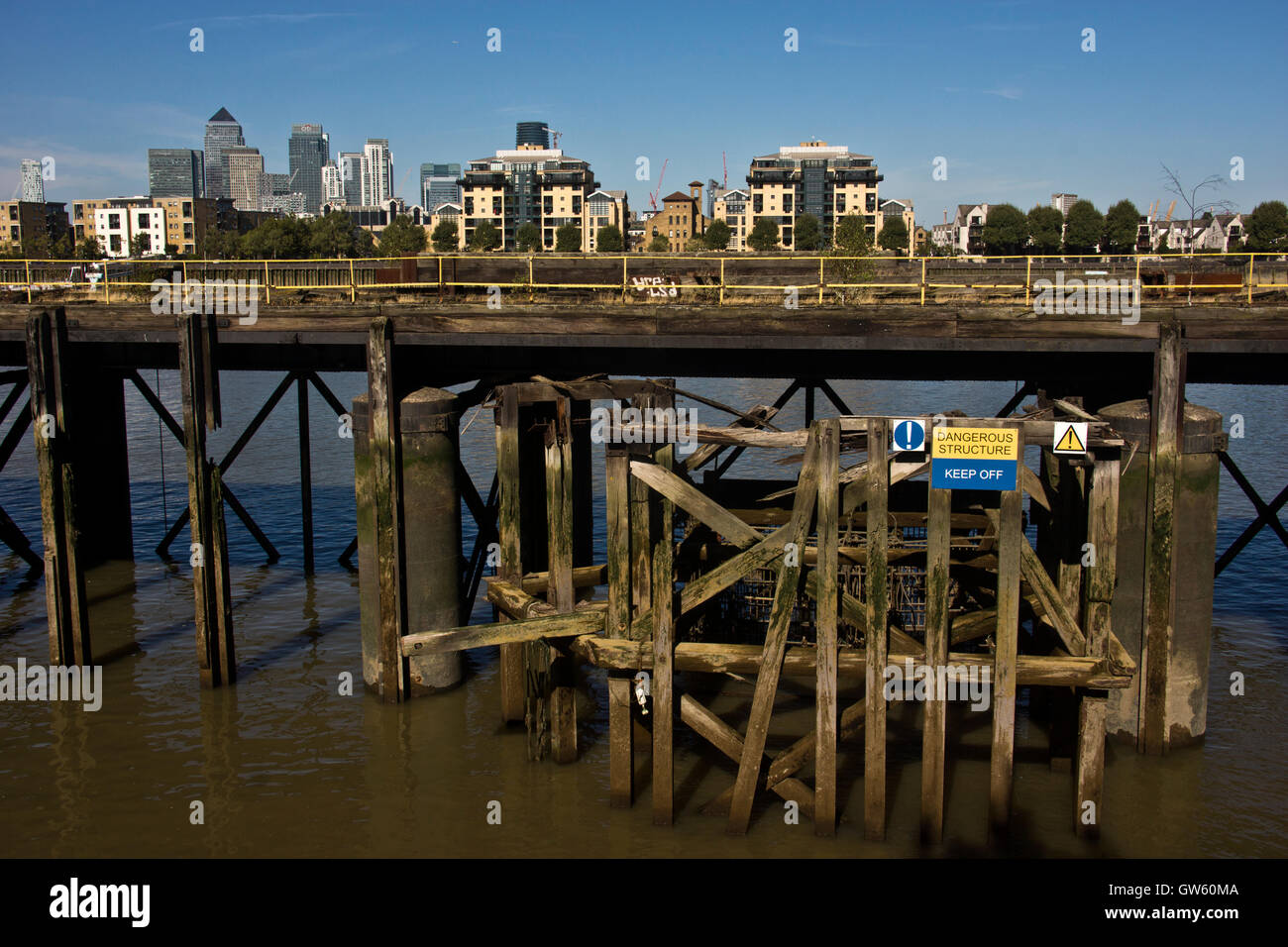 Canary warf building hi-res stock photography and images - Alamy