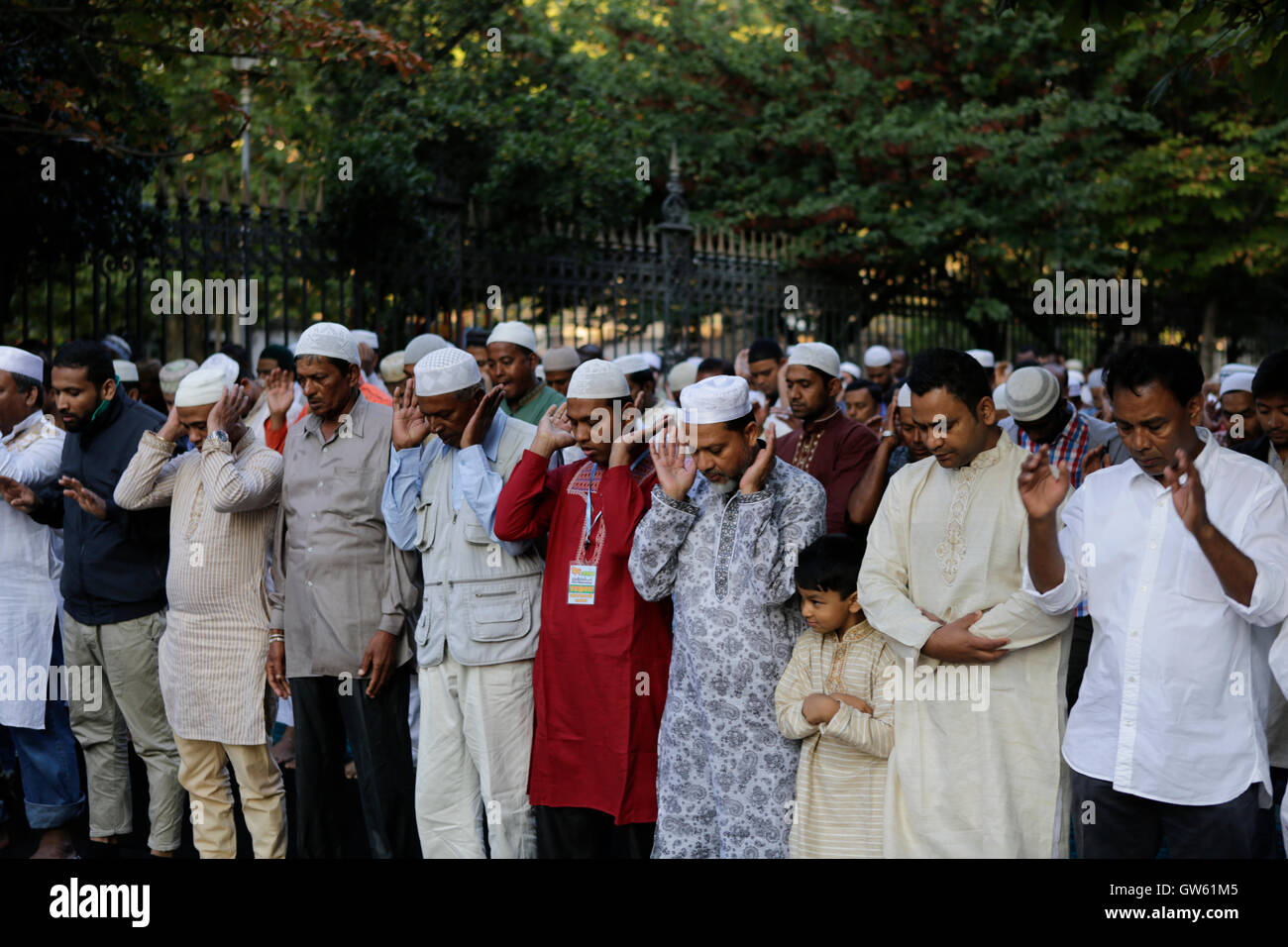 Rome, Italy. 12th Sep, 2016. The Muslim raise their hands to recite ...
