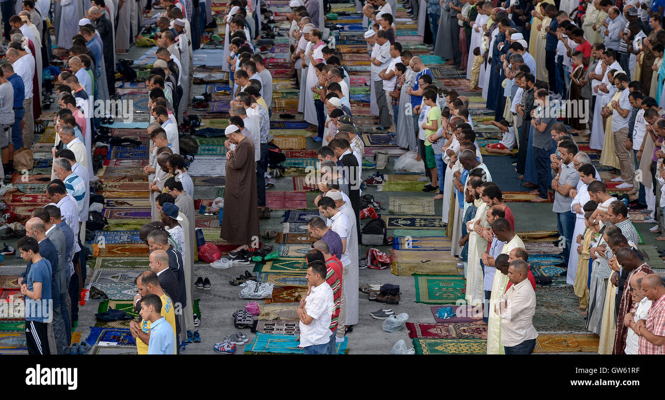 Turin, Italy. 12th Sep, 2016. The prayer of the local Muslim community ...