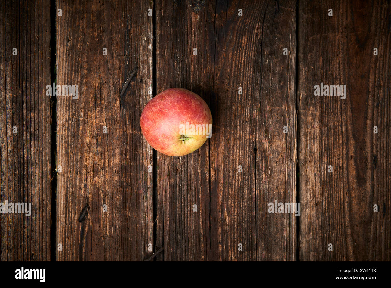 Apple on wooden boards background Stock Photo - Alamy
