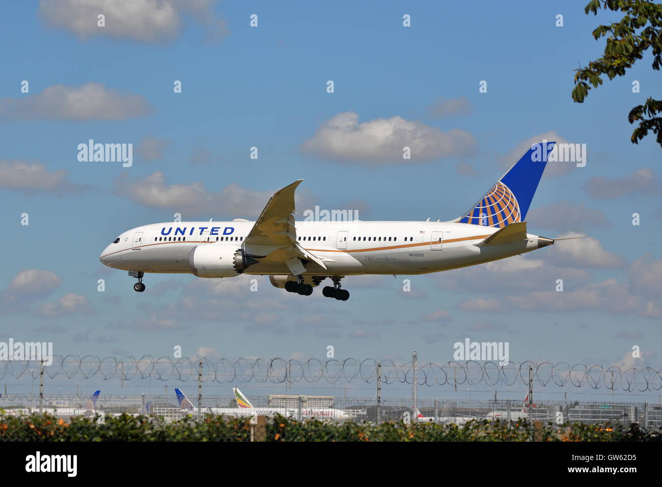 United boeing 787 landing london heathrow hi-res stock photography and ...