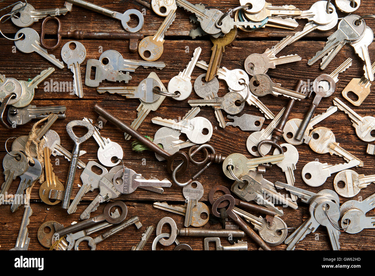 Pile of keys on a grunge wooden background Stock Photo - Alamy