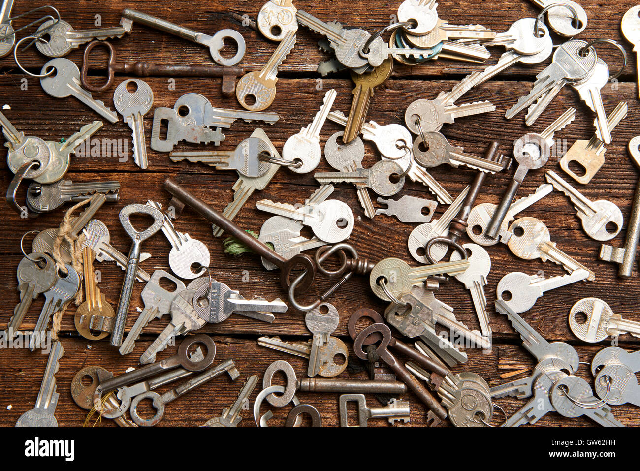 Pile of keys on a grunge wooden background Stock Photo - Alamy