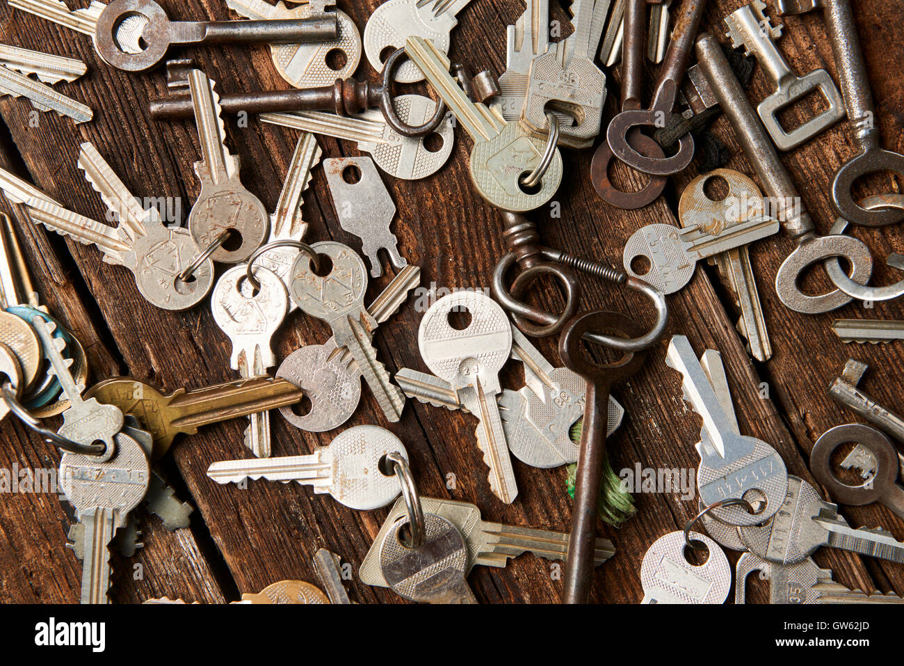 Pile of keys on a grunge wooden background Stock Photo - Alamy