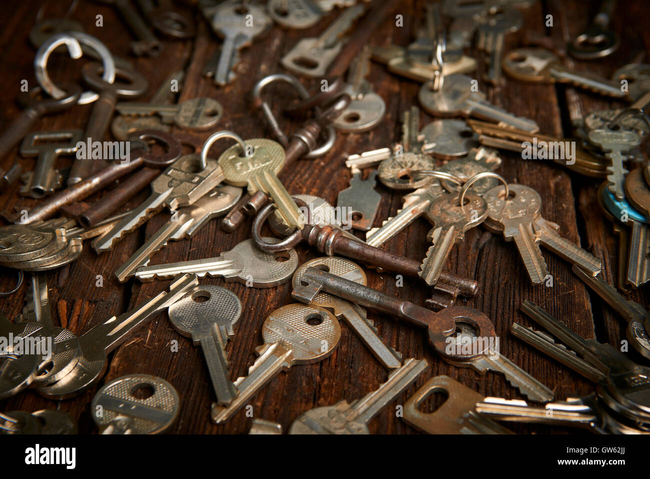 Pile of keys on a grunge wooden background Stock Photo - Alamy