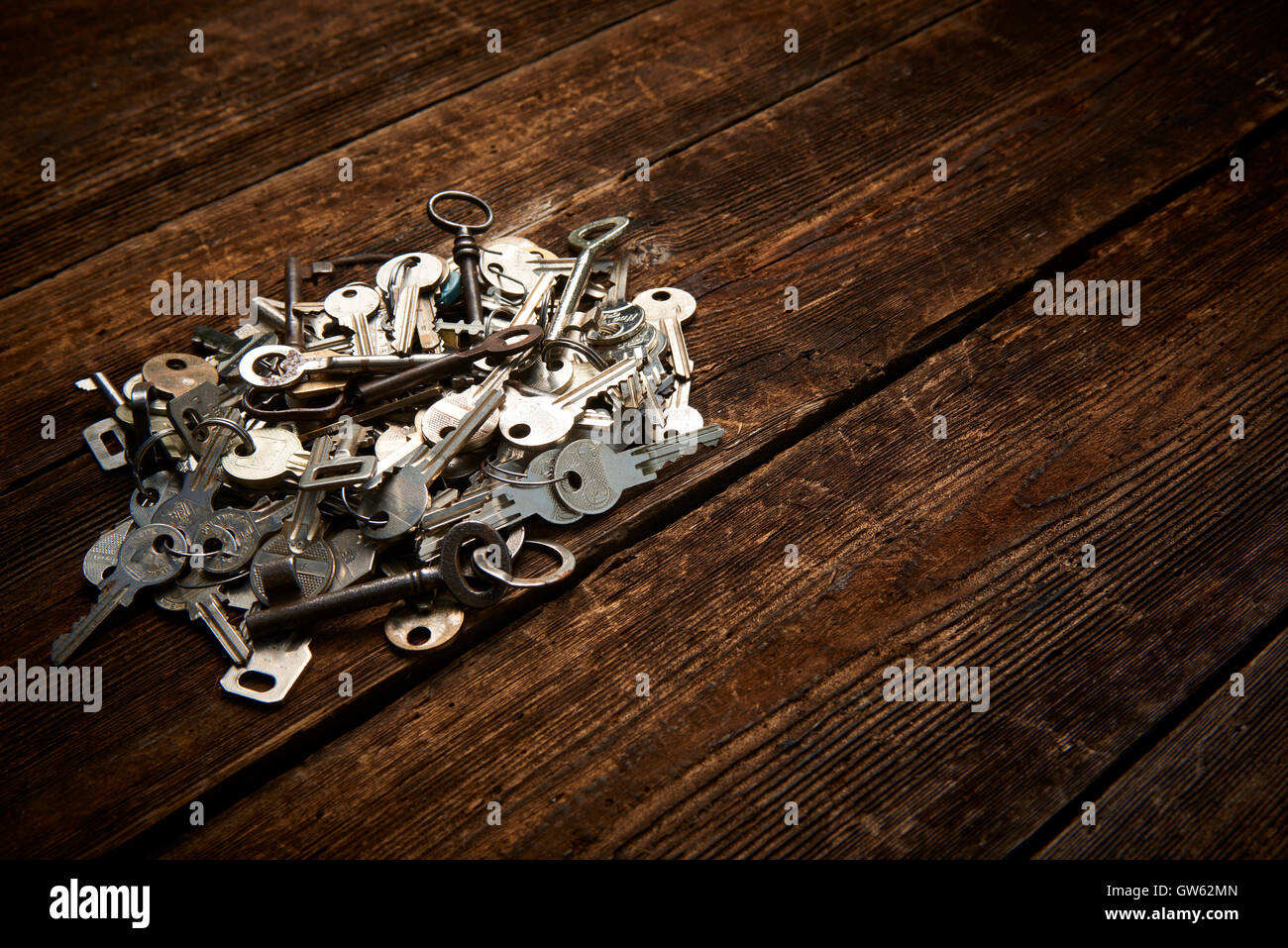 Pile of keys on a grunge wooden background Stock Photo - Alamy
