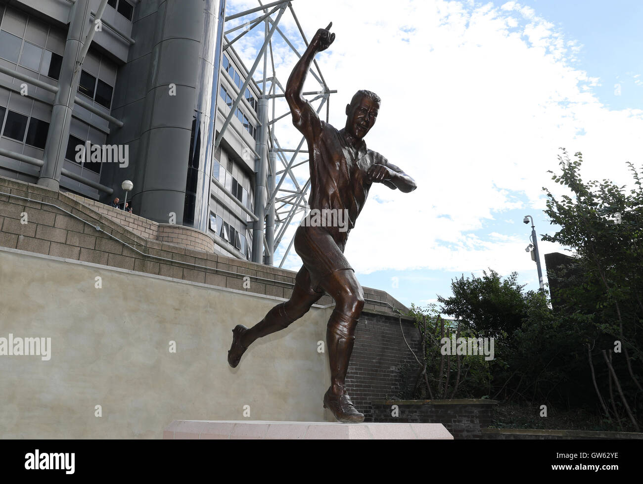 The newly unveiled statue of Alan Shearer outside St James' Park ...