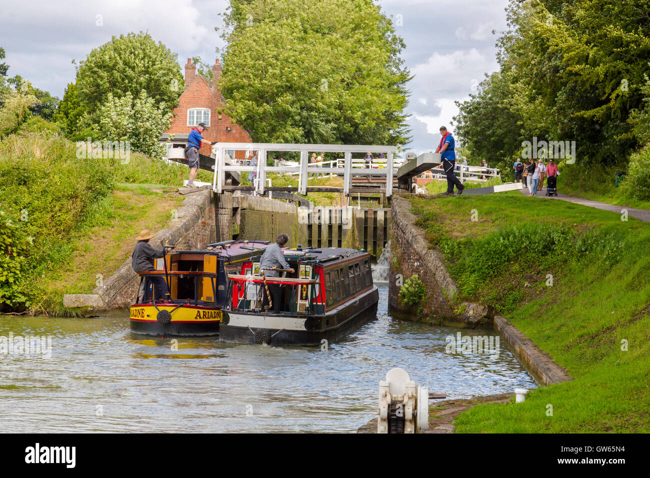Barge entering lock gates hi-res stock photography and images - Alamy
