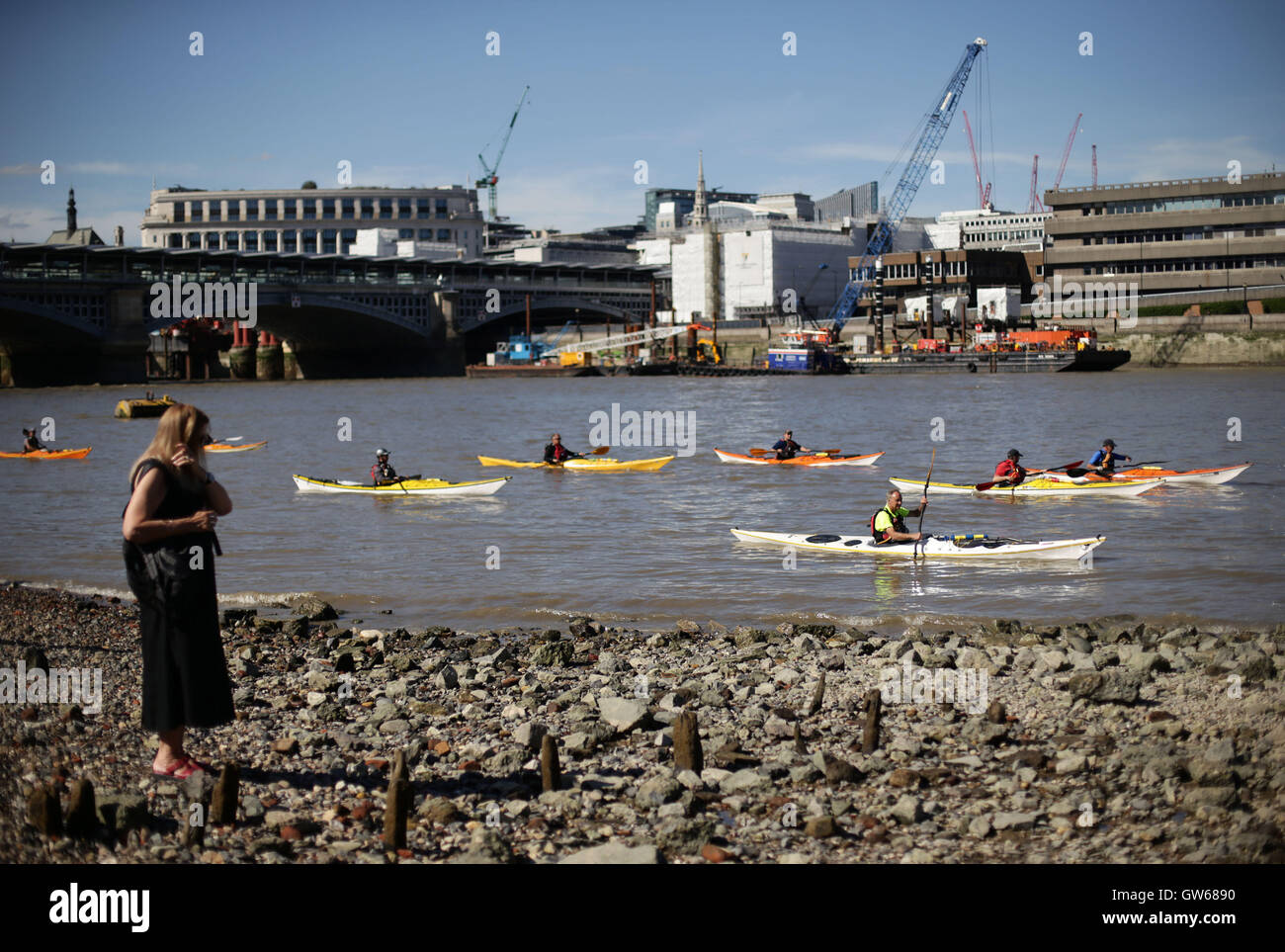 Canoeists along the river thames hi-res stock photography and images ...