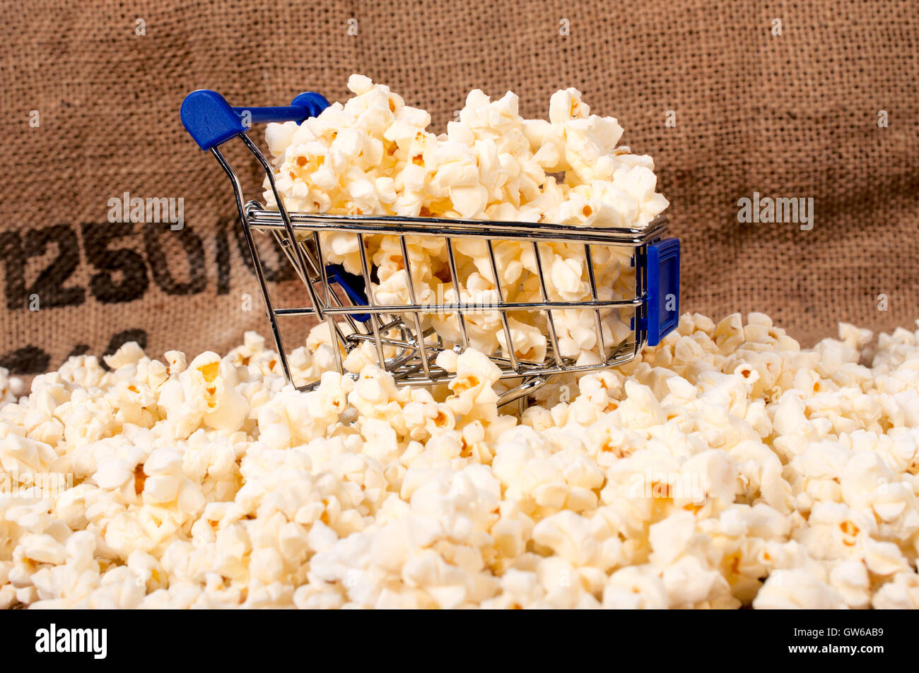 Pop corn in trolley Stock Photo - Alamy