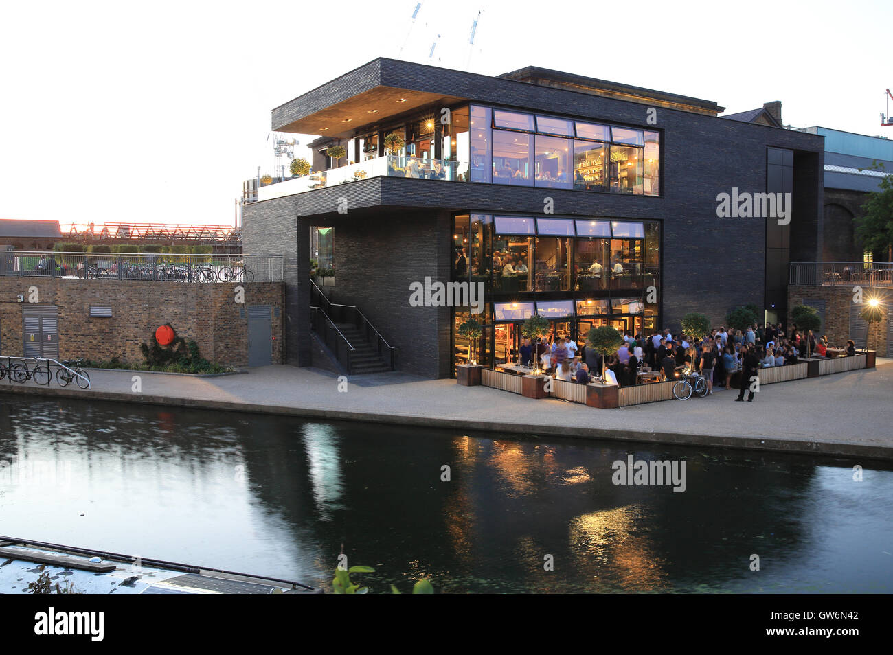 The trendy Lighterman gastro pub on the Regent's Canal, in the vibrant ...