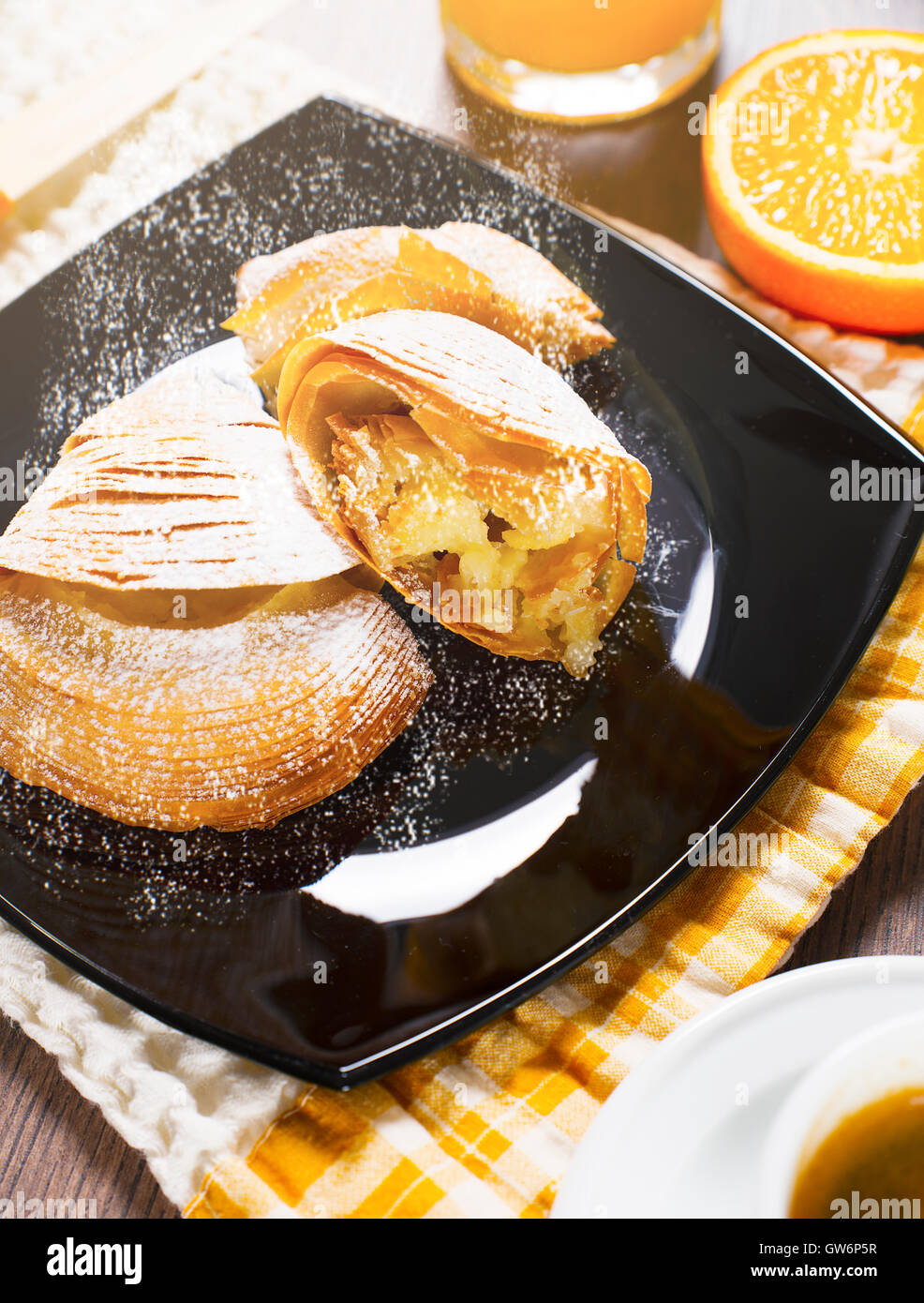 Sfogliatelle typical neapolitan cake hi-res stock photography and ...