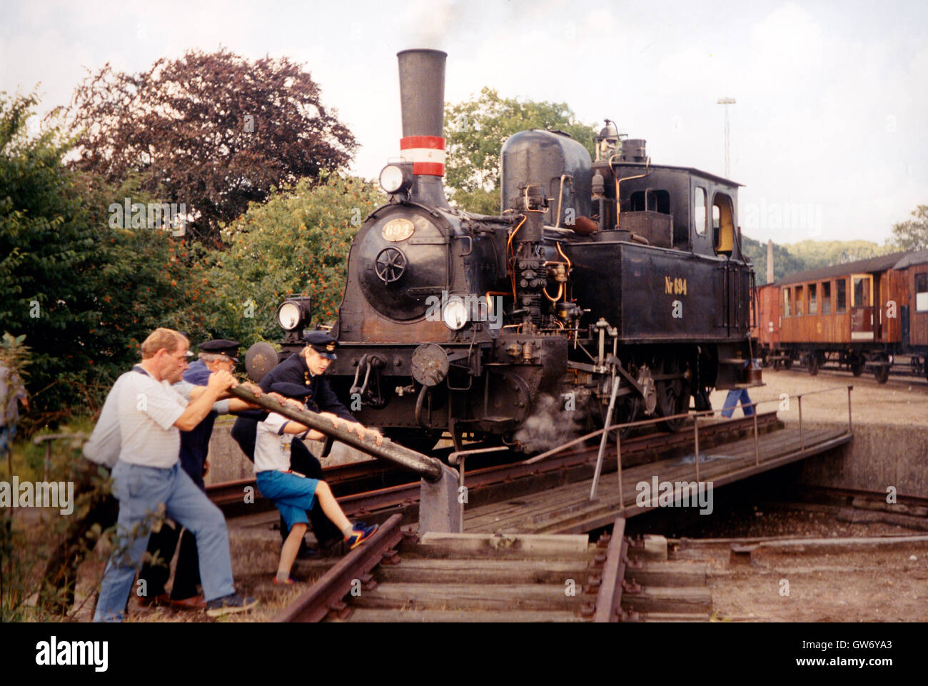 Small steam locomotive on the manual turnable. Everyone, young as old ...