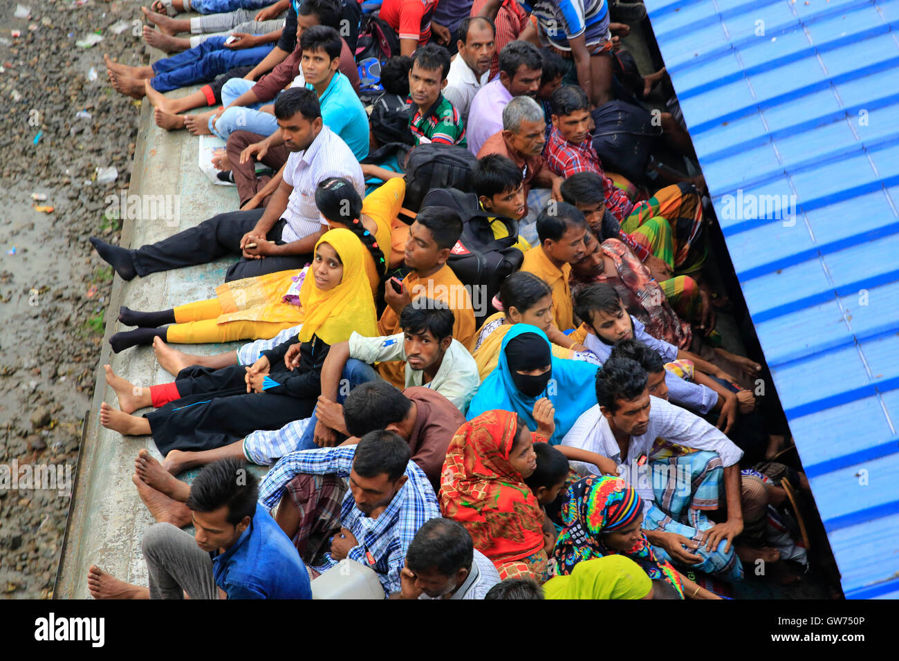 Dhaka, Bangladesh. 12 September, 2016: An extremely crowded train ...