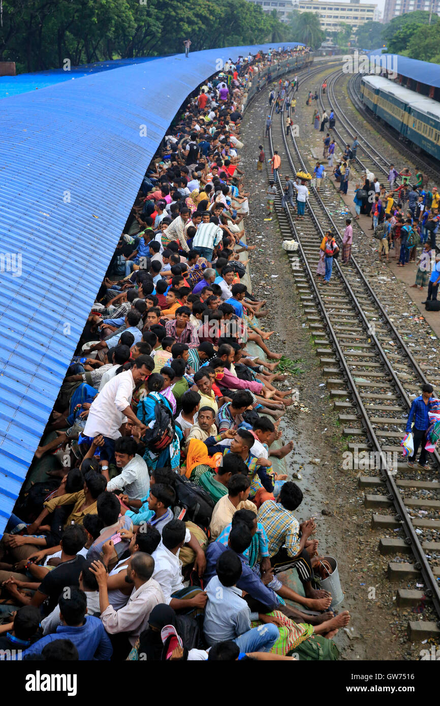 Dhaka, Bangladesh. 12 September, 2016: An extremely crowded train ...