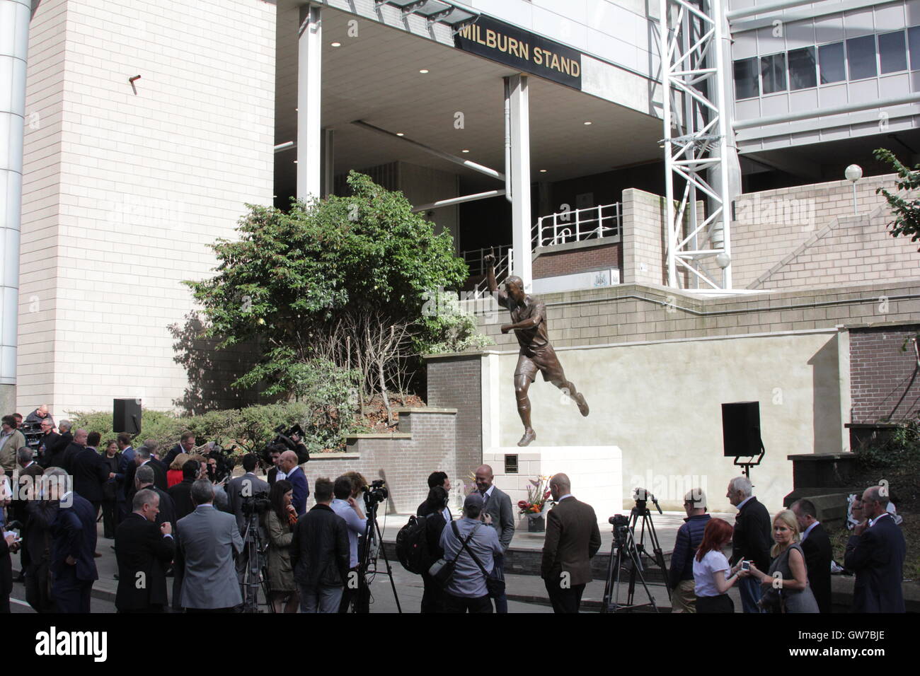 Alan shearer statue unveiling hi-res stock photography and images - Alamy