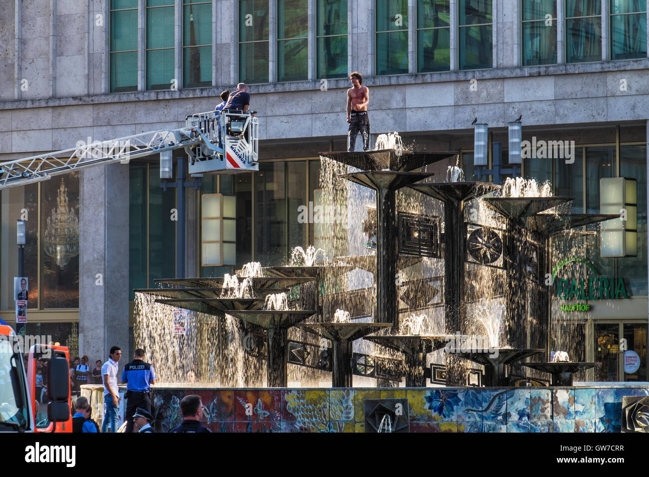 Angry crane hi-res stock photography and images - Alamy