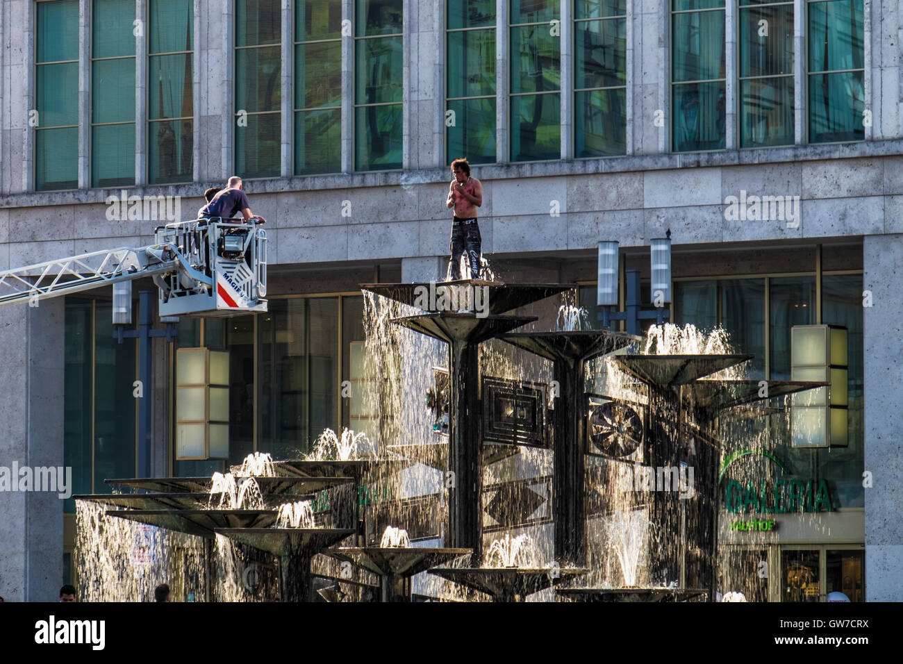 Angry crane hi-res stock photography and images - Alamy