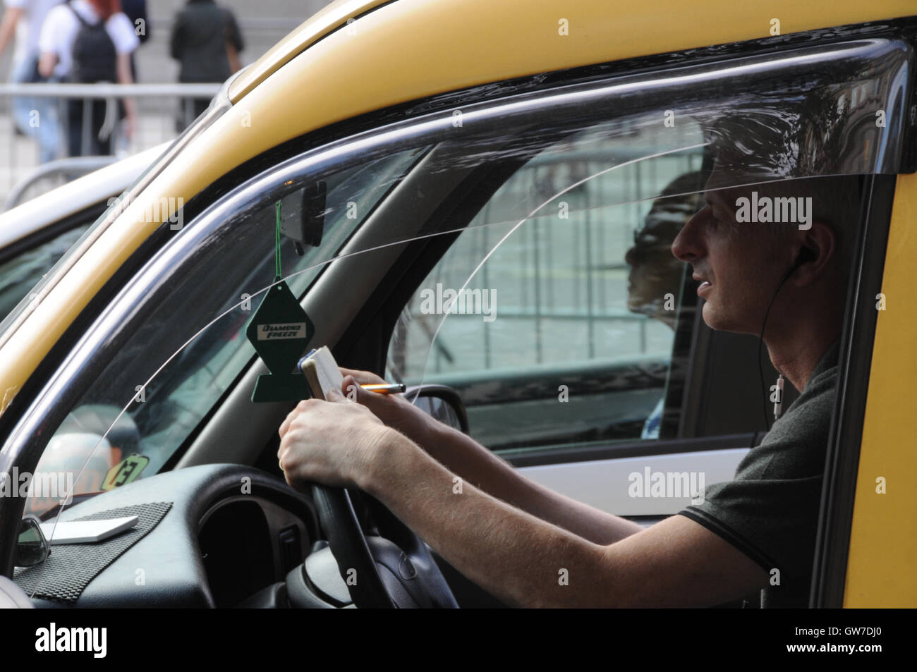 A London Taxi driver finds time to multi-task, whilst stuck in traffic ...