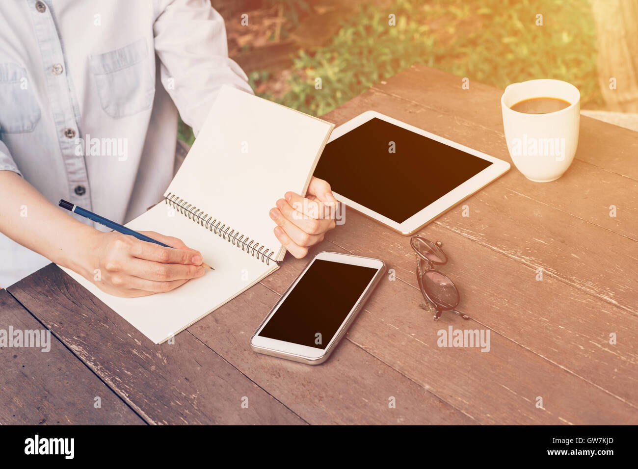 Letter writing table hi-res stock photography and images - Alamy
