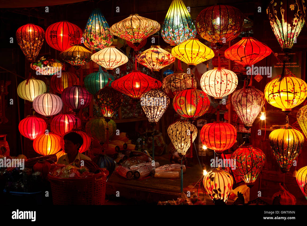 Lamps shop hi-res stock photography and images - Alamy