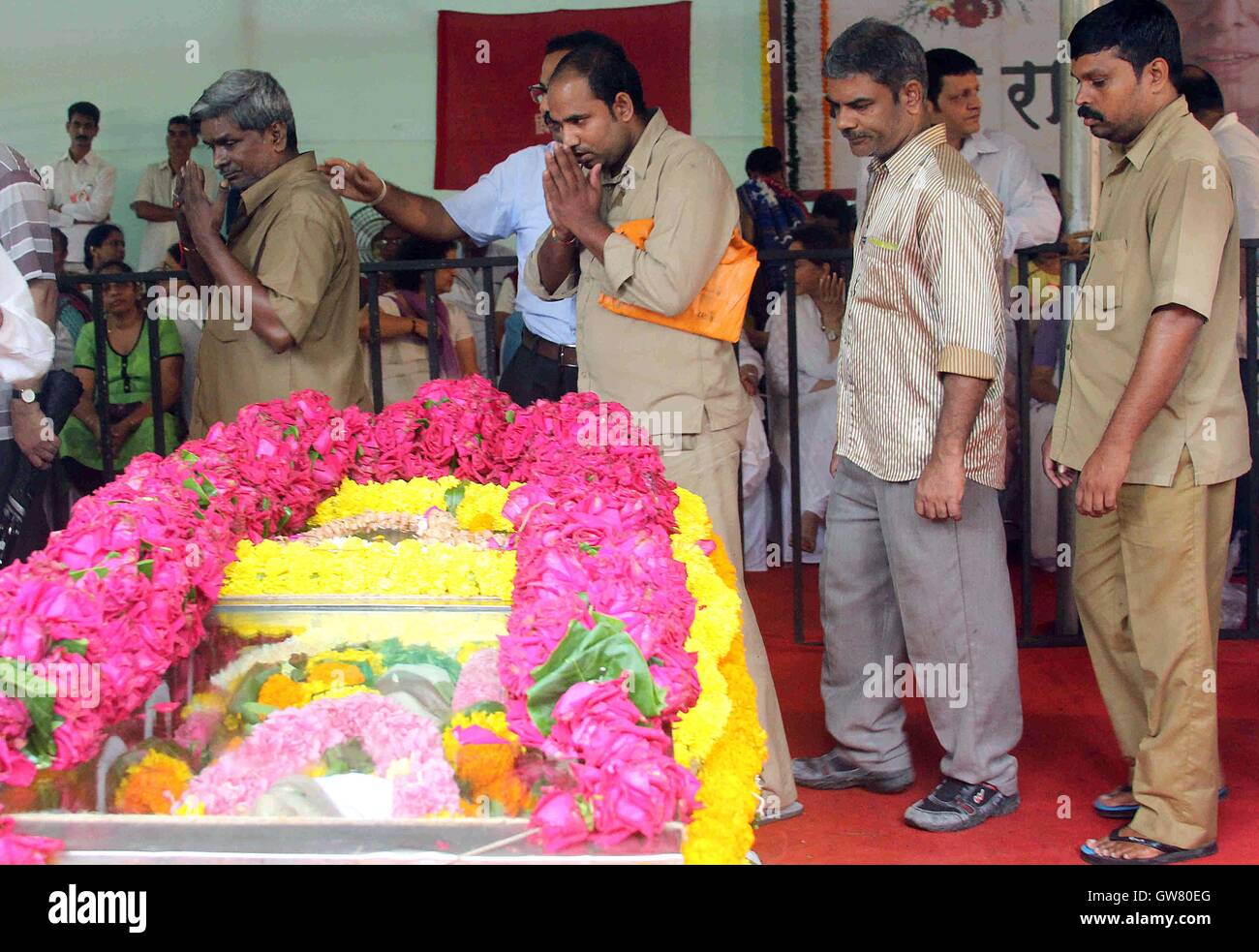People pay their last respect to veteran trade union leader Sharad Rao ...