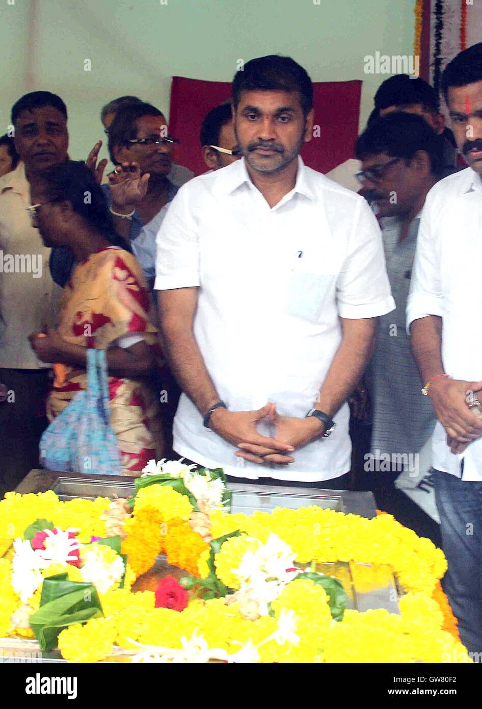 Nationalist congress party (NCP) leader Sachin Ahir, pay his last ...