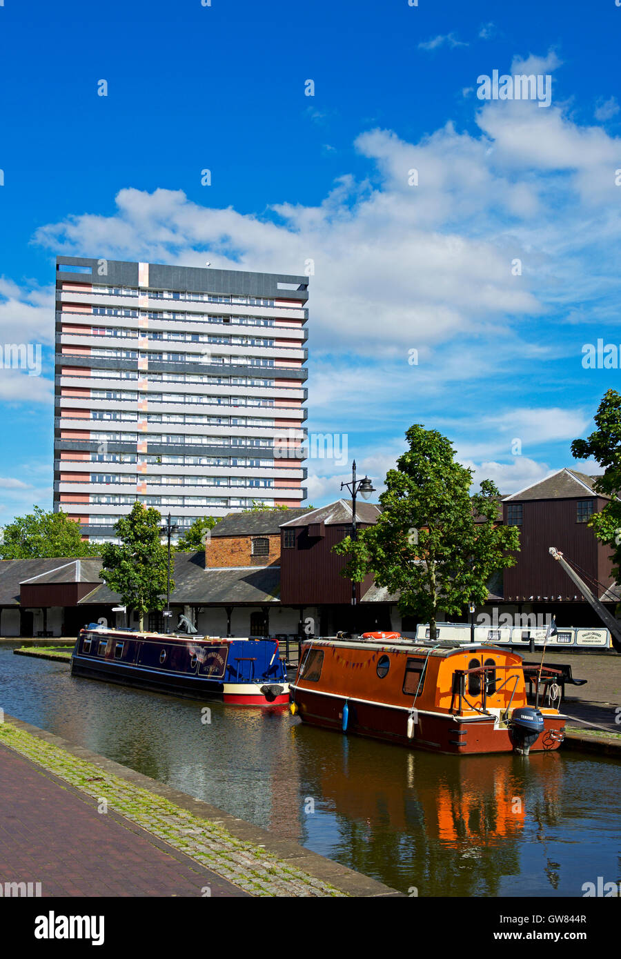 Coventry canal boats hi-res stock photography and images - Alamy