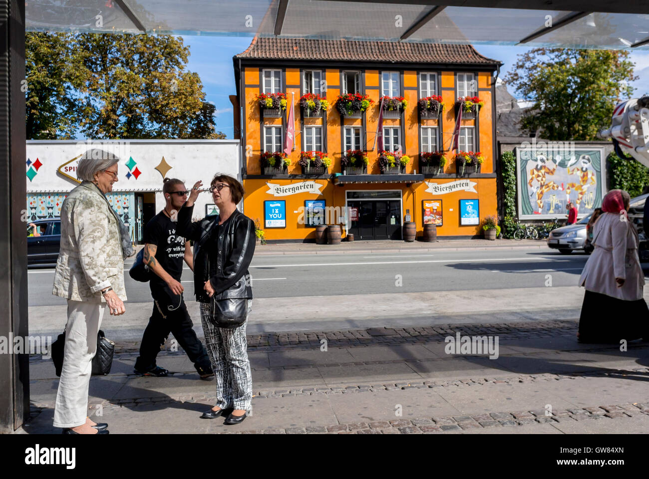 Vintage people talking hi-res stock photography and images - Alamy
