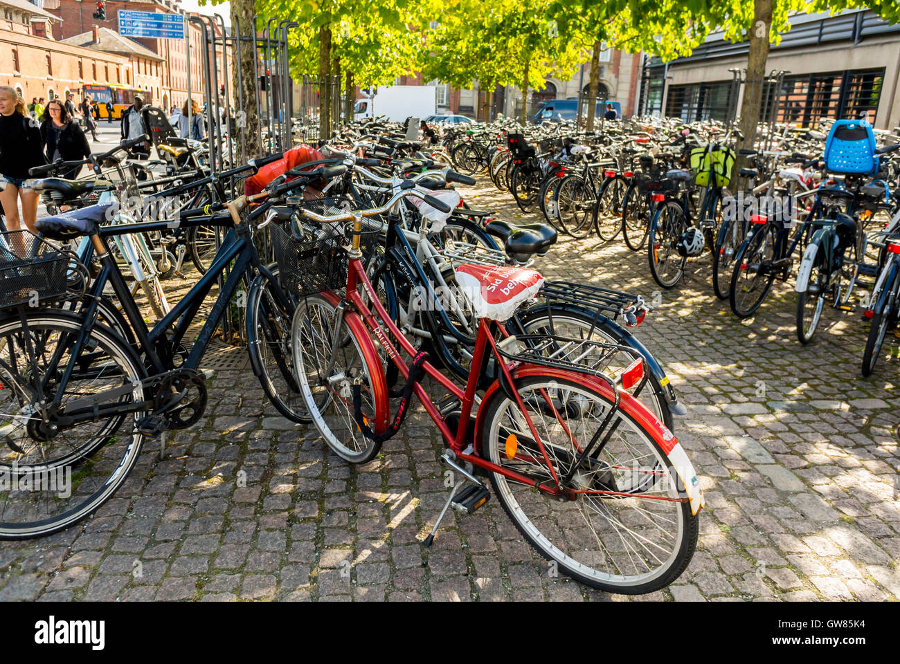 Outside street hi-res stock photography and images - Alamy